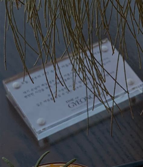 책상위에 올라간 이 유리 안에 설명문 넣어두는 제품 지식in