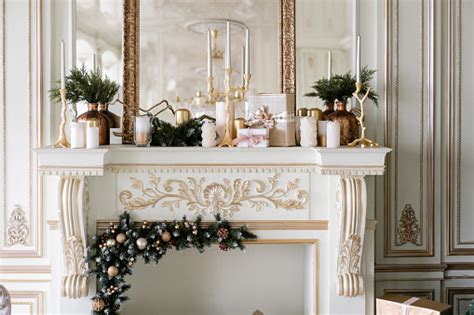 크리스마스 아침입니다 크리스마스 트리와 선물로 장식된 고전적인 고급스러운 아파트입니다 벽난로 기둥 및 치장 벽토와 함께 생활 0명에 대한 스톡 사진 및 기타 이미지 Istock