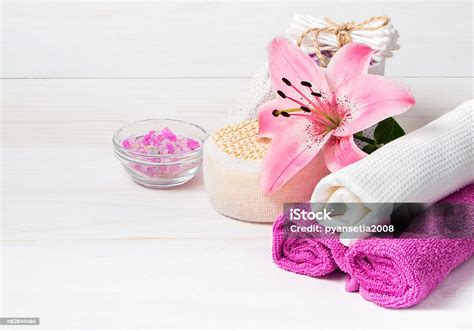 스파 컨셉입니다 핑크 릴리 꽃 바다 소금 수건 및 개체를 0명에 대한 스톡 사진 및 기타 이미지 0명 2015년 꽃 식물