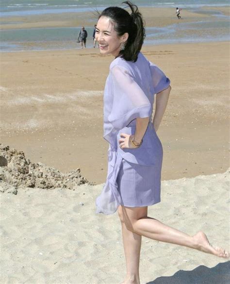 章子怡近照曝光，海邊遊玩太迷人，網友：她真的喜歡在沙灘上玩 每日頭條