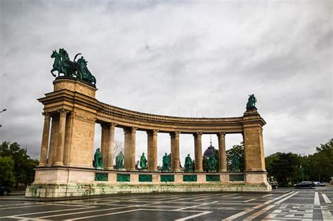 Los H Roes Ajustan En Budapest D A Nublado De La Lluvia Imagen