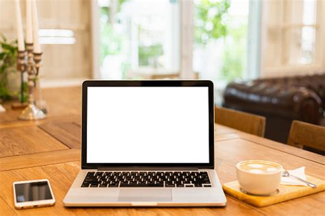 Mockup Komputer Laptop Dengan Layar Kosong Dengan Cangkir Kopi Dan