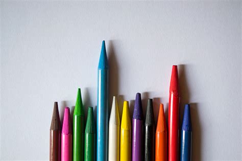 흰색 배경에 여러 가지 빛깔의 연필 테이블에 연필의 팔레트 가까이 0명에 대한 스톡 사진 및 기타 이미지 0명 교육 노랑