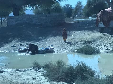 دشتیاری بلوچستان؛ مدارسی گیر افتاده در سیل زیر سقف آسمان