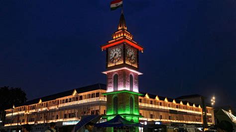 स्वतंत्रता दिवस लाल चौक पर शान से लहराया तिरंगा तीन रंगों से सराबोर