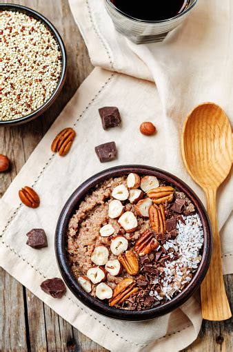 초콜릿 명아주 조식 보울 장식된 헤이즐넛 피칸 초콜릿 코코넛 0명에 대한 스톡 사진 및 기타 이미지 0명 건강한 식생활 견과 Istock