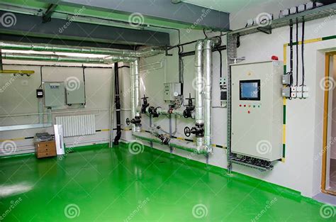 一间现代工业燃气锅炉屋子的内部 管道，水泵，阀门，测压器 库存图片 图片 包括有 水库 工厂 101809977