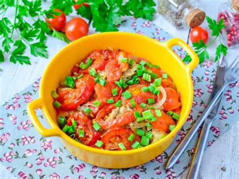 Свинина с луком и помидорами в духовке — рецепт с фото пошагово