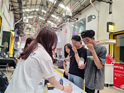 គួរឱ្យសរសើរ កូនខ្មែរ១ រូប បើកសិប្បកម្មផលិតទឹកអប់បែបខ្មែរ កំពុងតែផ្ទុះការគាំទ្រខ្លាំង