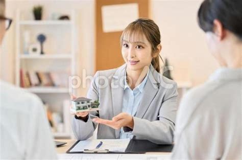不動産の案内をする女性営業 No 28610520｜写真素材なら「写真ac」無料（フリー）ダウンロードok
