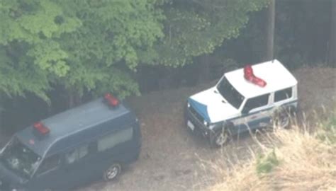 山梨県道志村の山中で人骨の一部が見つかった現場周辺を警察が捜索したところ3年前に行方不明になった千葉県成田市の小倉美咲さん 9 が履いていたと