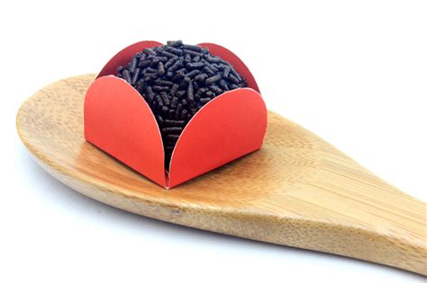 Brigadeiro 흰색 바탕에 입자로 덮여 브라질 요리의 전형적인 초콜릿 달콤한 갈색에 대한 스톡 사진 및 기타 이미지
