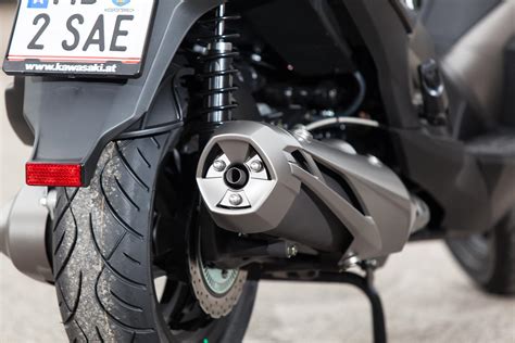 Kawasaki J300 Action & Details