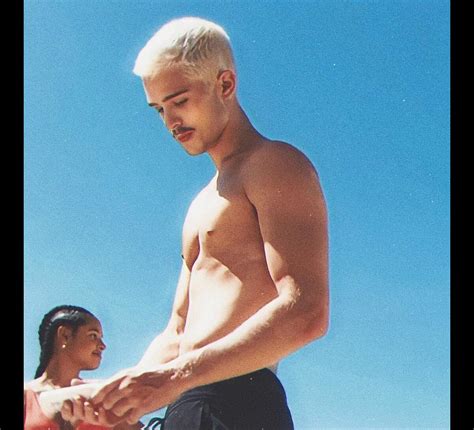 Foto João Guilherme Rouba A Cena Em Foto Sem Camisa E Cabelo Platinado