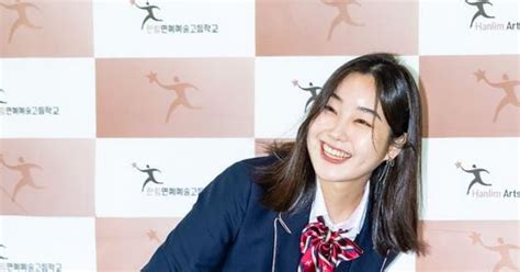 사진 이가윤졸업하며 미소 활짝