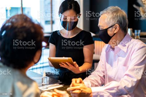 얼굴 방패와 얼굴 마스크웨이트리스 아시아 의 수석 부부로부터 음식 주문을 복용 3 명에 대한 스톡 사진 및 기타 이미지 3