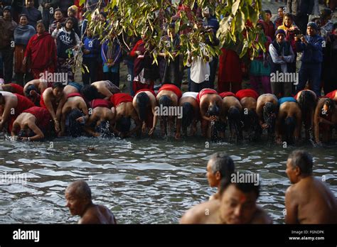 Bhaktapur Nepal 22nd Feb 2016 Nepalese Hindu Women Devotees Bathe