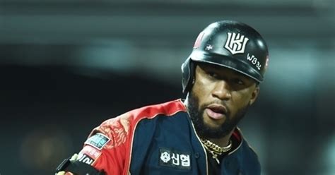 타격 4관왕mvp Kbo리그 폭격한 외인 친정 Kt 리턴하나이야기 나누고 있다