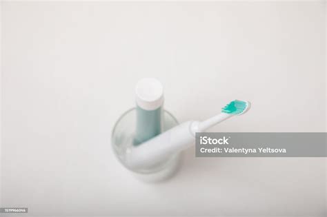음파 전동 칫솔 치약 구강 세정제 치실 혀 클리너가 있는 욕실 구강 위생 치과 치료 치과 개념입니다 텍스트를 위한 위치입니다