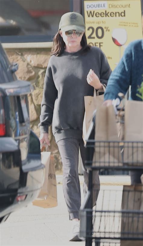 Shannen Doherty Shopping With Mother Rosa On Thanksgiving Day In Malibu