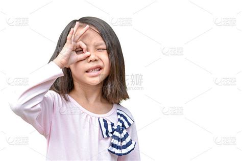 亚洲女孩展示她的手势好