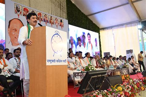 औक्षण पेढा अन् गळाभेट धनंजय मुंडे पंकजांबरोबरचे फोटो शेअर करत
