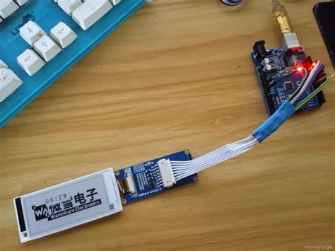 雕爷学编程Arduino动手做206 使用傲雪e Paper驱动库输出显示单色运动图显示单色大号英文字体与机器人 傲雪驱动