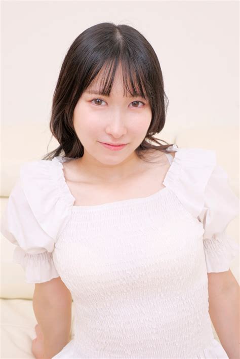 【無料サンプル】超有名大学に通うマジメな女子大生がとっても恥ずかしい焦らし素股 パンティ越しにデカチンずぷっと3cm挿入！敏感マ コの入り口を