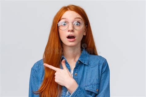 Surpreendida E Maravilhada Mulher Ruiva Atraente E Atraente Em óculos