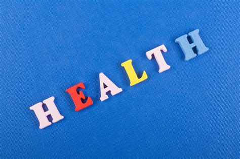 다채로운 Abc 알파벳 블록 나무 글자로 구성된 파란색 배경에 Health 단어 광고 텍스트를 위한 복사 공간 영어 개념 학습