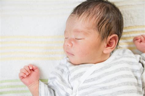 赤ちゃんが寝るときの寒さ対策！体調を崩さないための服装や室温設定 Teniteo[テニテオ]