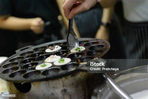 태국 코코넛 푸딩kanom Krok 코코넛 밀크 믹스 설탕과 밀가루 태국 길거리 음식 밀가루에 대한 스톡 사진 및 기타 이미지