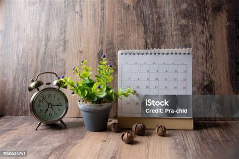 데스크톱 달력 2019와 나무 사무실 책상에 빈티지 시계 장소 달력 플래너 시간표 의제 약속 조직 테이블에 관리 달력 배경 개념입니다 2019년에 대한 스톡 사진 및 기타