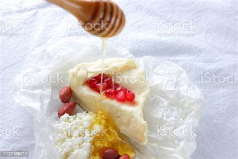 카망베르 그리고 백색 옷에 코 티 지 치즈입니다 다양 한 치즈 땅콩 꿀 흰색 바탕에 치즈 석류 곡물 견과류 건강에 좋은 음식 0명에 대한 스톡 사진 및 기타 이미지 Istock