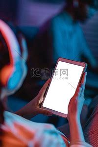 高角女性居家使用耳机平板电脑高清摄影大图 千库网
