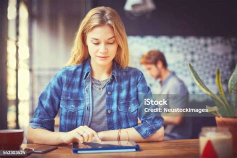 를 사용하는 여성 태블릿 Pc 남자 카페에서 배경기술 2명에 대한 스톡 사진 및 기타 이미지 2명 고객 금발 머리 Istock