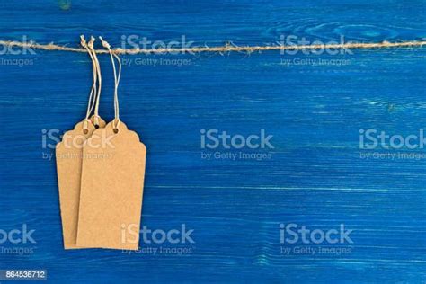 3 갈색 빈 종이 가격 태그 또는 레이블을 파란색 나무 배경에 밧줄에 매달려 설정 합니다 0명에 대한 스톡 사진 및 기타 이미지