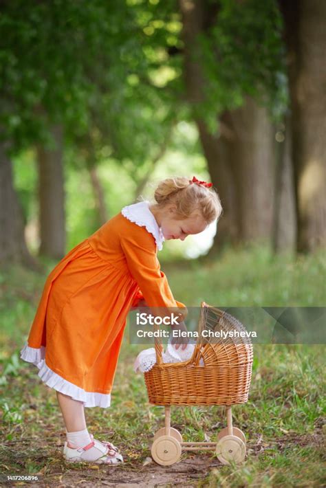 로완의 화환과 장난감을 가진 금발 미취학 소녀가 여름 아침에 공원에서 산책합니다 4 5세에 대한 스톡 사진 및 기타 이미지 4 5세 가로수 귀여운 Istock
