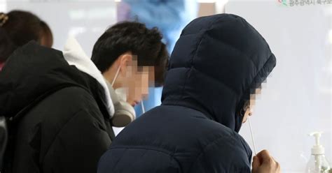 신속항원검사하는 시민들