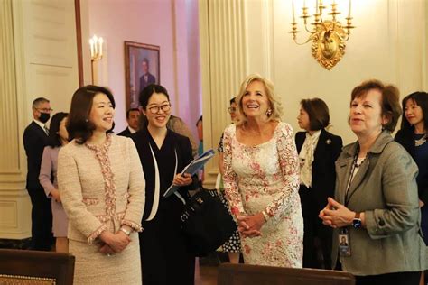 岸田文雄さんのインスタグラム写真 岸田文雄instagram「ジル・バイデン米国大統領夫人の招待により、妻の裕子がホワイトハウスを訪問