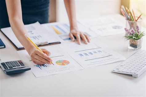 비즈니스 여자 새로운 시작 프로젝트 논 및 분석 데이터 재무 보고서 작업 숫자를 계산 하는 계산기를 사용 하 여 비즈니스 금융 및 회계 개념 개념에 대한 스톡 사진 및 기타