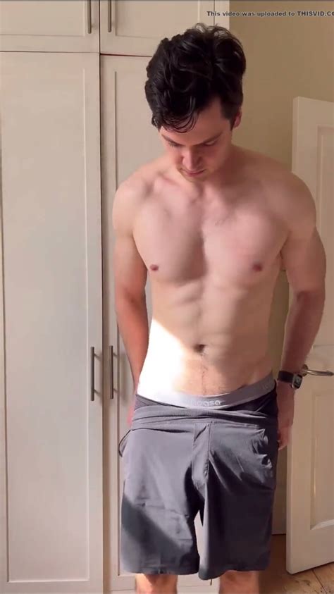 Clonmel lad strips naked and poses ThisVid em inglês