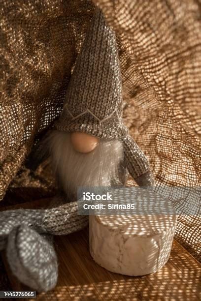 그놈 옆의 대나무 보드에 흰 곰팡이가있는 둥근 치즈 머리의 구성으로 삼베를 통해 빛의 물방울이 침투합니다 건강한 생활방식에 대한 스톡 사진 및 기타 이미지 Istock