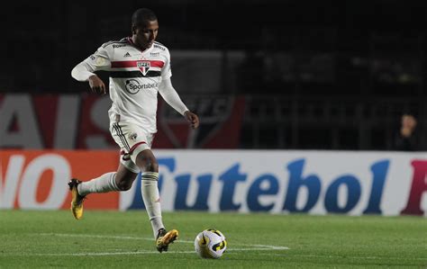 Veja Fotos Do Jovem Zagueiro Luizão Com A Camisa Do São Paulo Gazeta