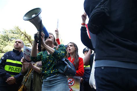 조지아에서 시위 시위 도시 거리에 는 그루지야 국기가 손에 들고 시위대의 군중 메가폰으로 말하는 시위대 지도자들 경찰관에 대한 스톡 사진 및 기타 이미지 Istock