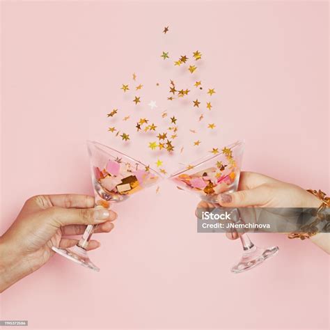 축 하 와 휴일 백그룬두 손 턱턱 분홍색 배경에 금 색종이 와인 잔 축하 및 휴일 카드 구성 분홍색 배경에 금 색종이와인 잔을 들고 있는 두 손 어머니에 대한 스톡 사진 및