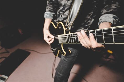 ロックで使えるかっこいいコード進行7選 Trivision Studio