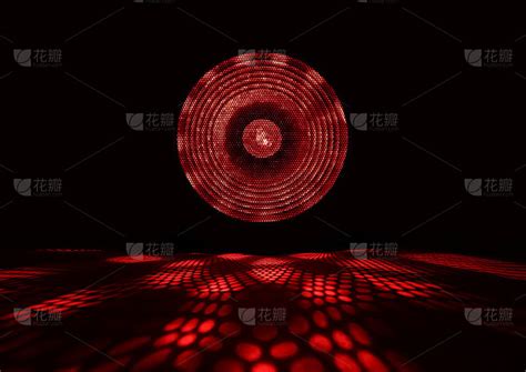 红色聚光灯闪亮的投影仪光束黑色背景上的彩色灯光