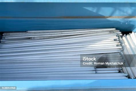 Uld의 힙은 쓰레기 쓰레기 재활용 전기 폐기물에 형광등 튜브 램프를 사용했습니다 유해 물질 버려진 램프 0명에 대한 스톡 사진 및 기타 이미지 Istock