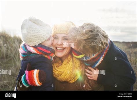 Mid Adult Woman Avec Son Fils Et Sa Fille S Embrasser Sa Joue L Autre Photo Stock Alamy